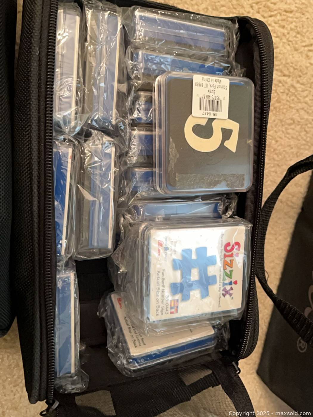 Scrapbooking album, templates, Sizzix dies, carry totes | Maxsold