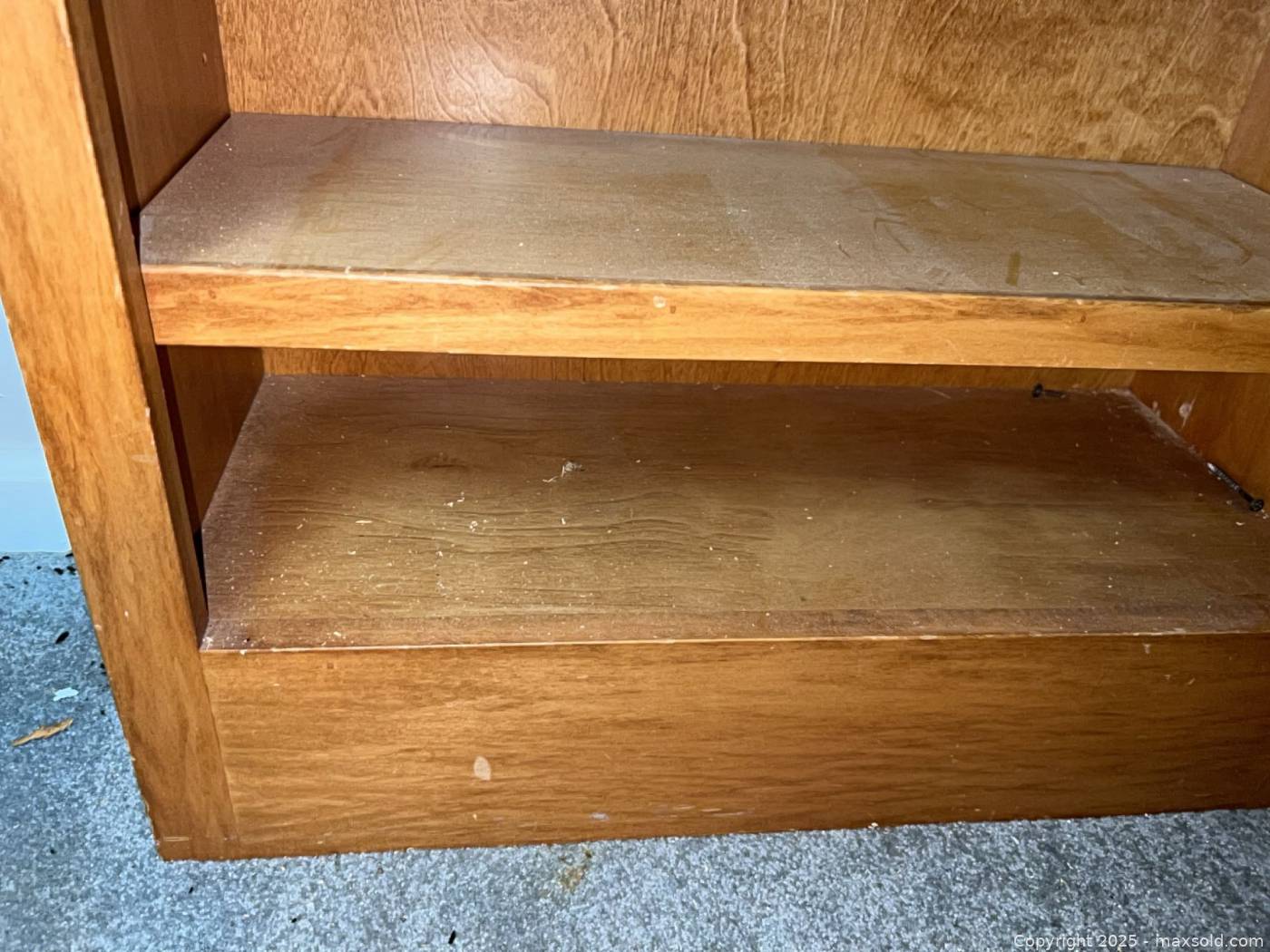Wooden closed-back bookcase 3 adjustable shelves | Maxsold