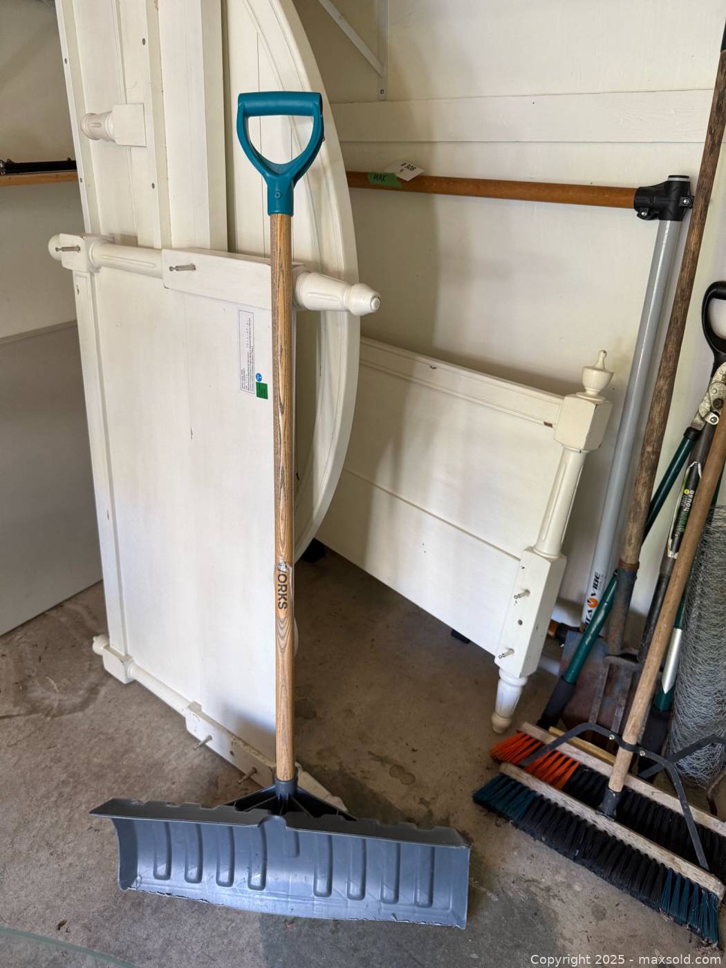 Yard maintenance hand tools | Maxsold