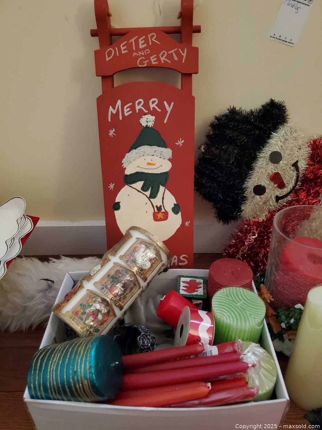 Assorted Christmas decorations and candles | Maxsold