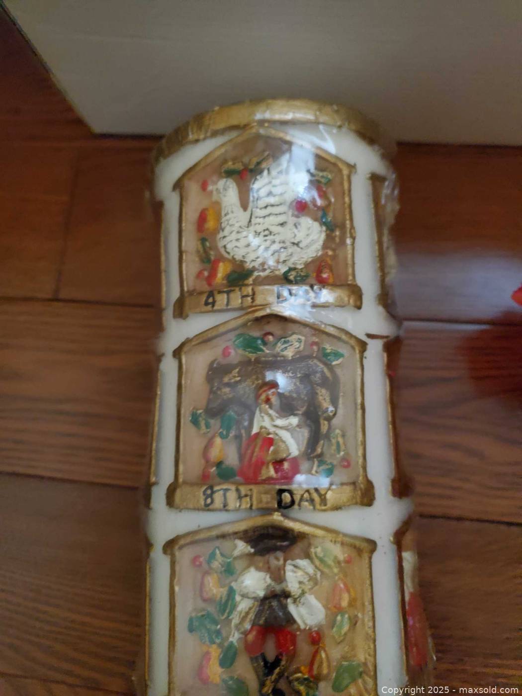 Assorted Christmas decorations and candles | Maxsold