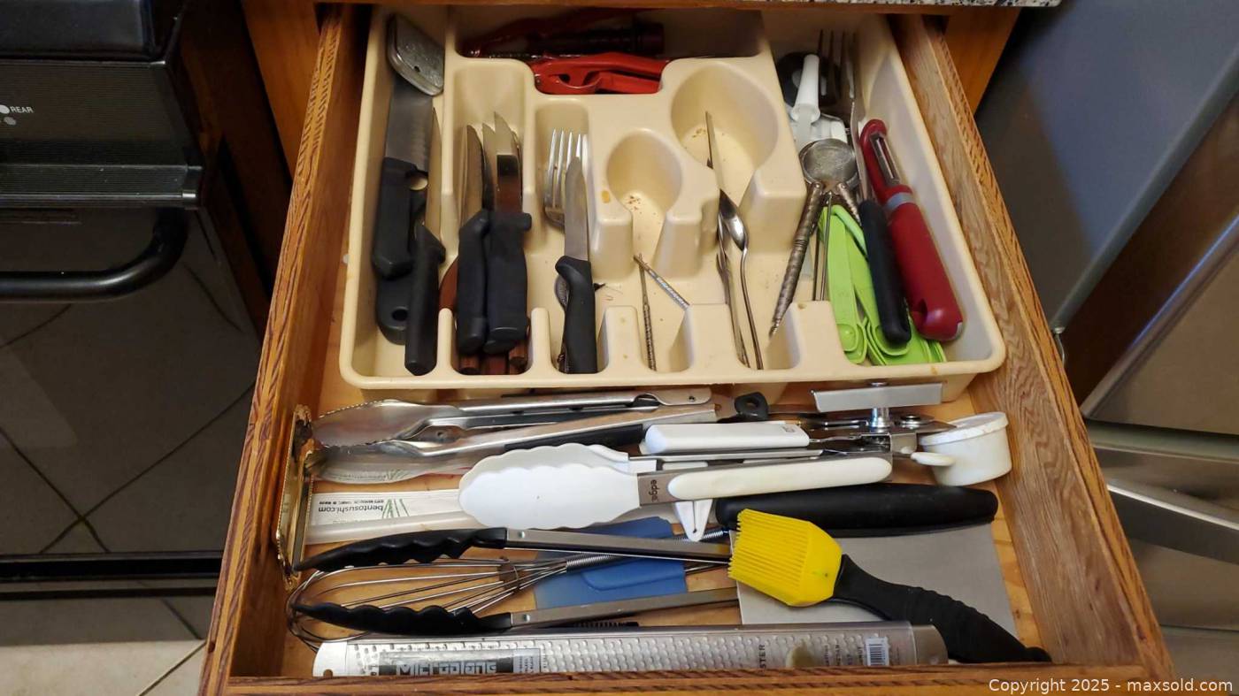Mixed stainless steel flatware & kitchen utensils | Maxsold