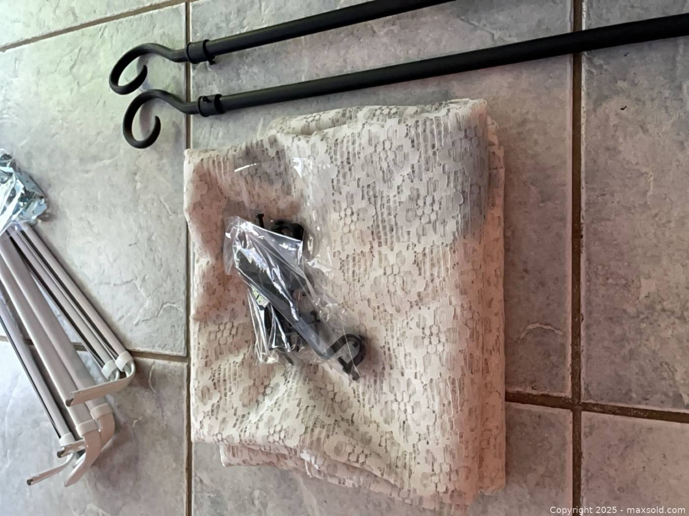 Curtain rods, brackets and lace curtain | Maxsold