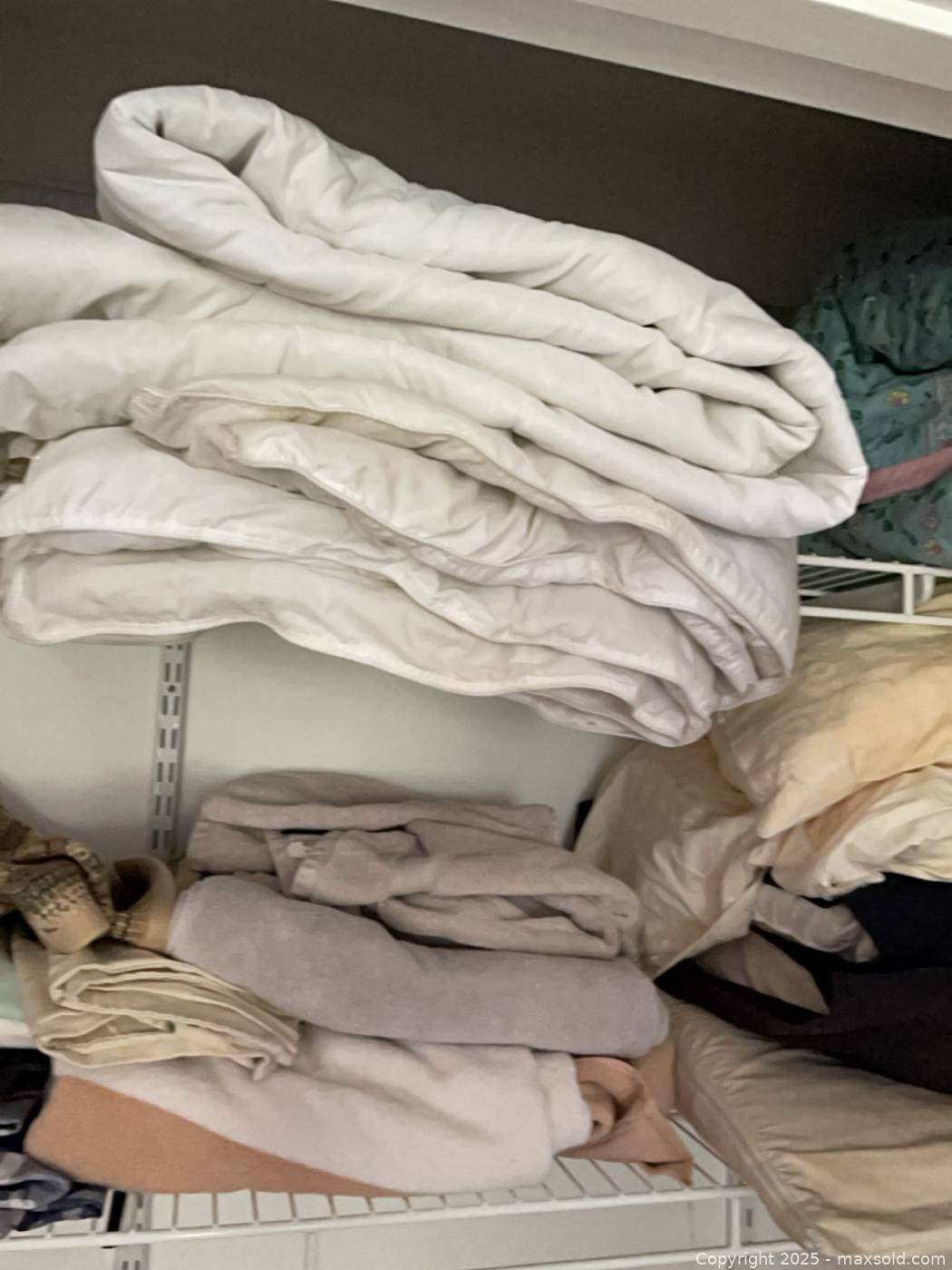 Assorted bedding and bath linens | Maxsold