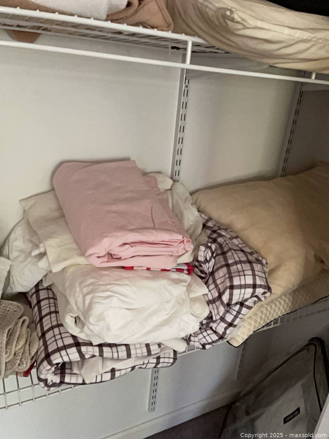 Assorted bedding and bath linens | Maxsold