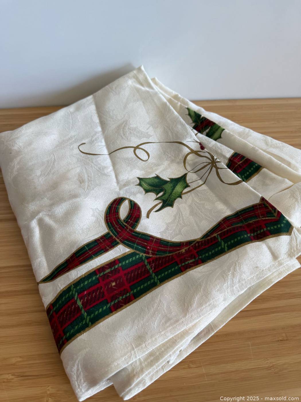 Lenox 70" Round Christmas Tablecloth | Maxsold