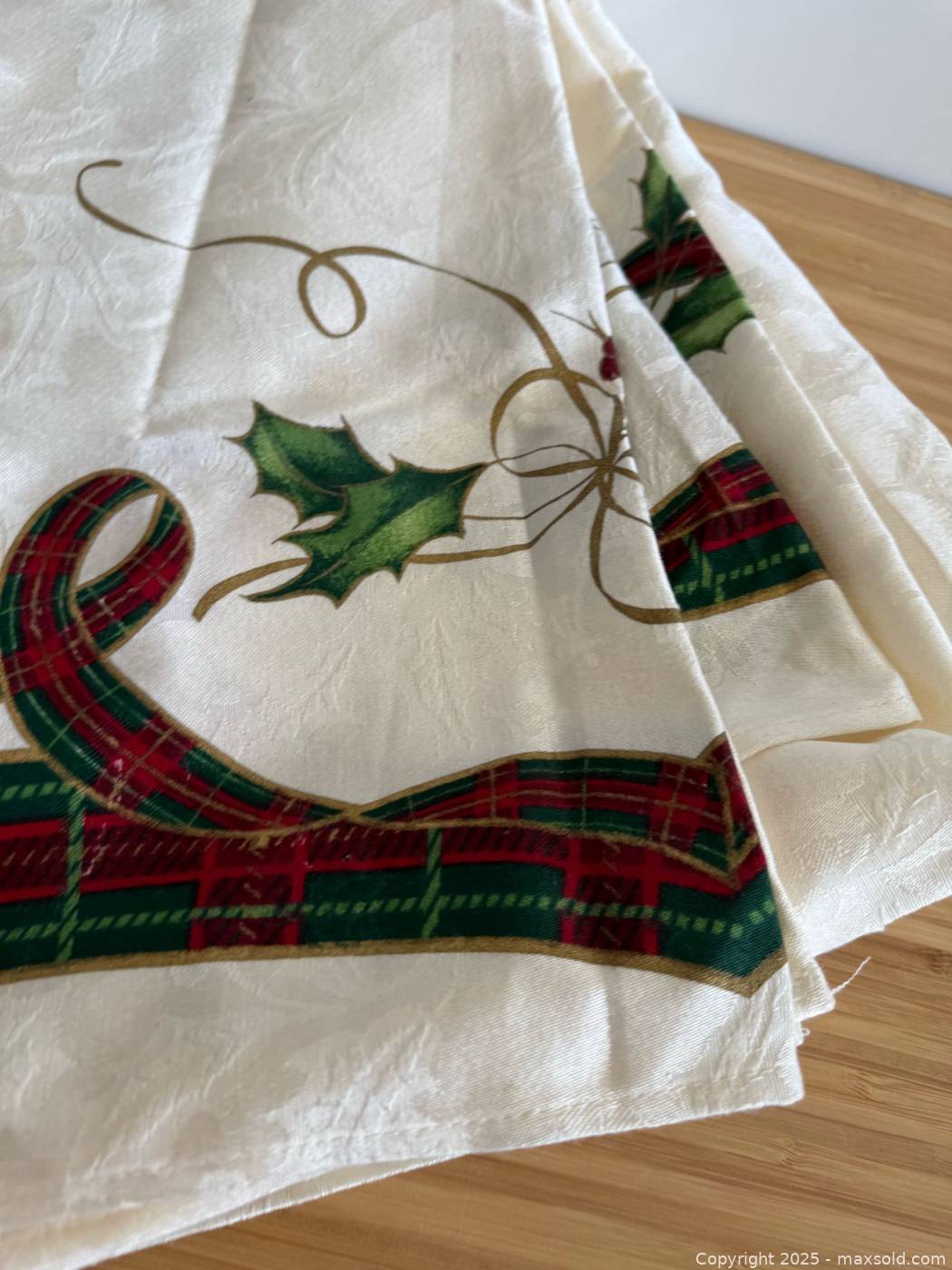 Lenox 70" Round Christmas Tablecloth | Maxsold