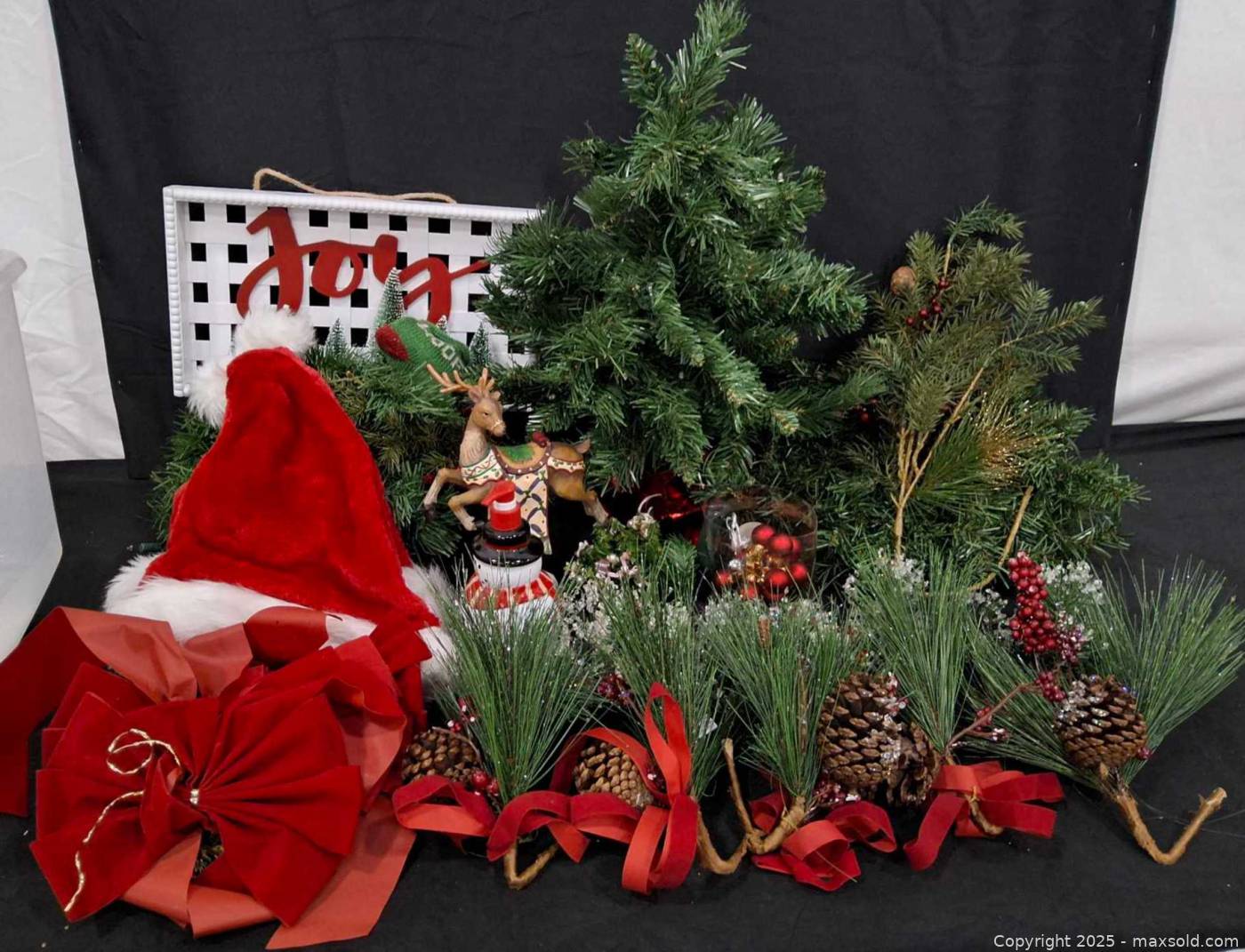Assorted Christmas decor lot | Maxsold