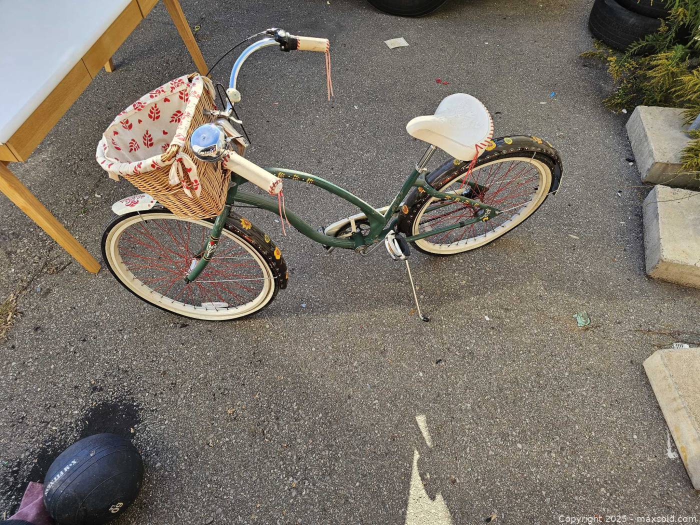 Electra 26" 3-Speed Step-Through Cruiser Bike | Maxsold