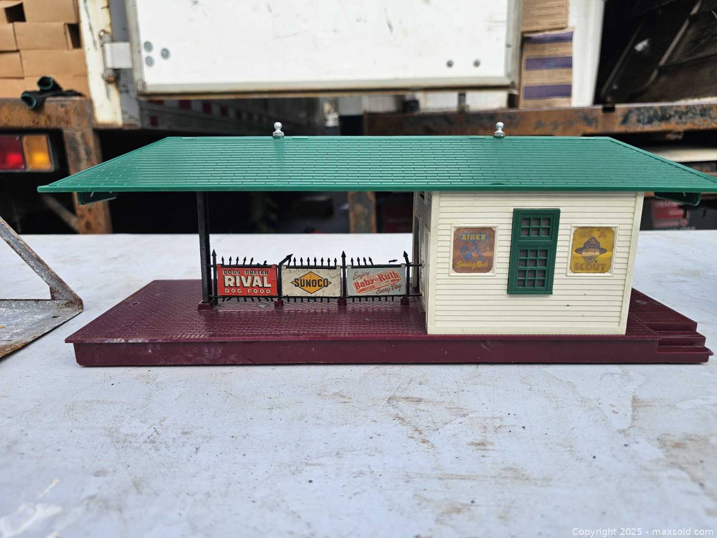 Lionel O Gauge Model Railroad Structures | Maxsold