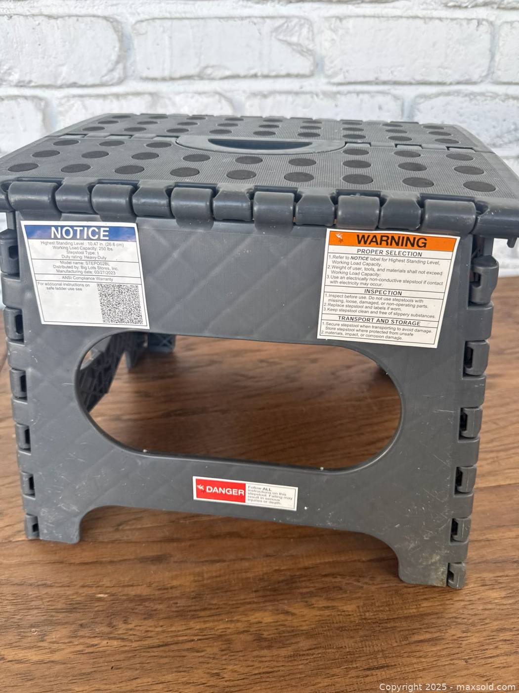 Plastic folding step stool 14x11x12 in | Maxsold