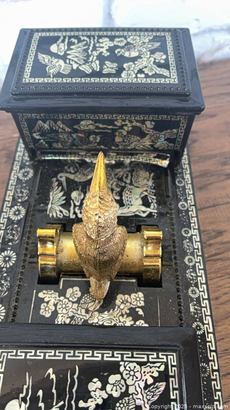 Oriental mechanical cigarette dispenser with bird grabber | Maxsold