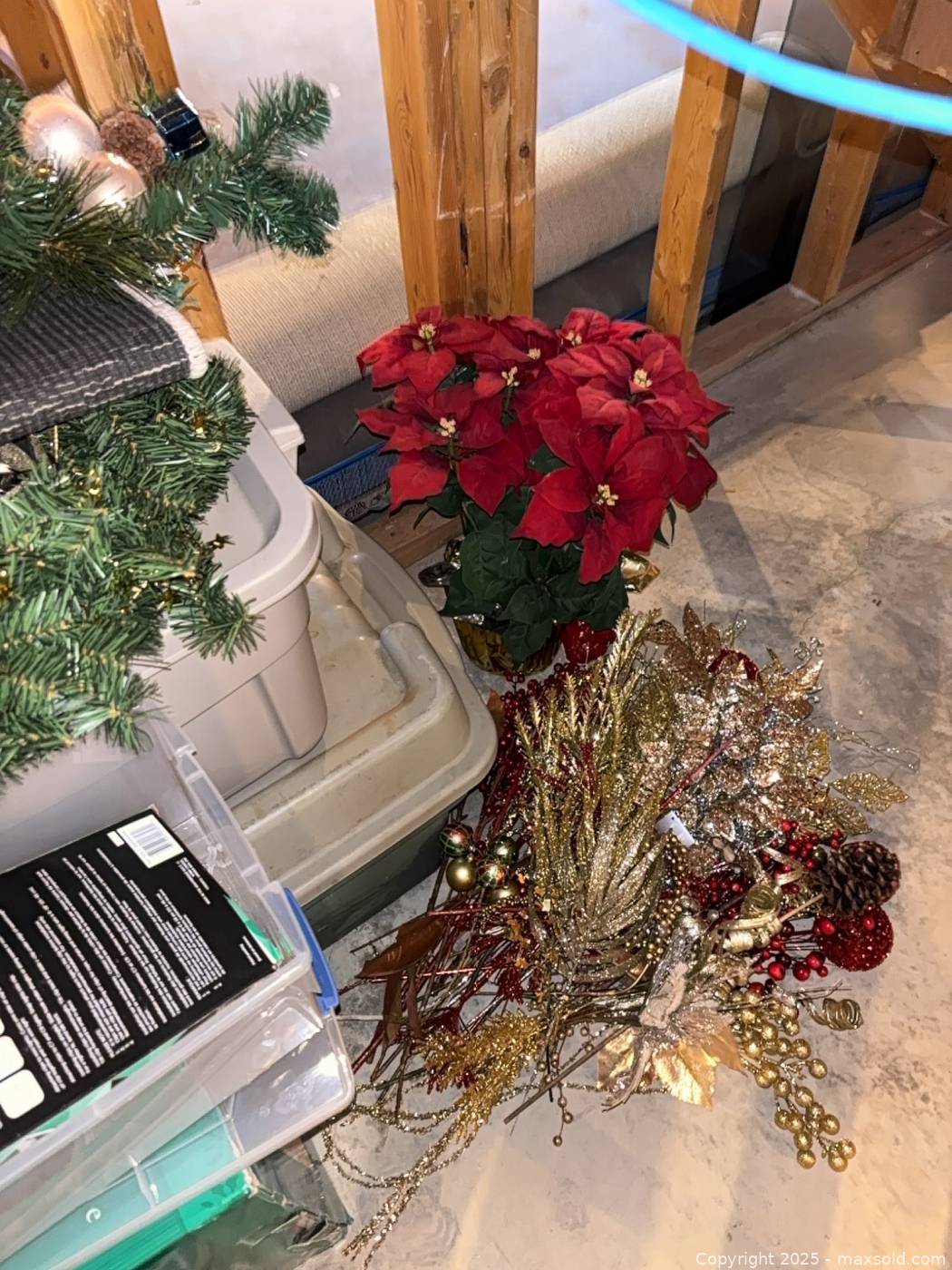 Assorted Christmas décor and accessories | Maxsold