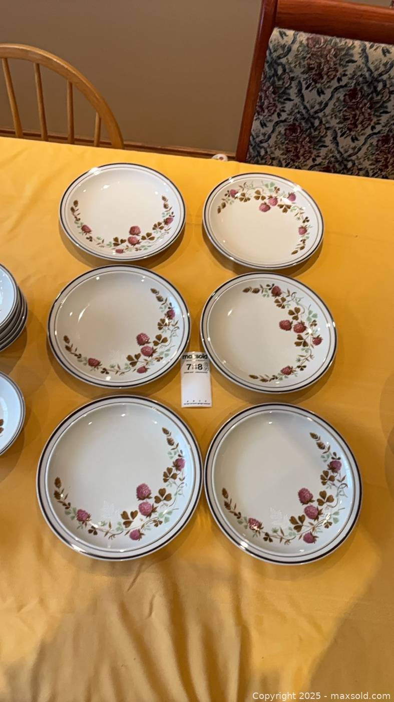 Ming Pao clover pattern 30-piece dinnerware | Maxsold