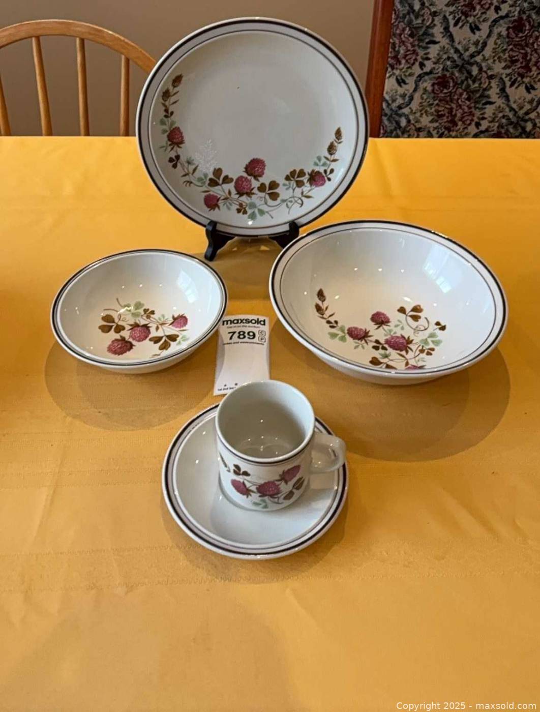 Ming Pao clover dinnerware, 29 pieces | Maxsold