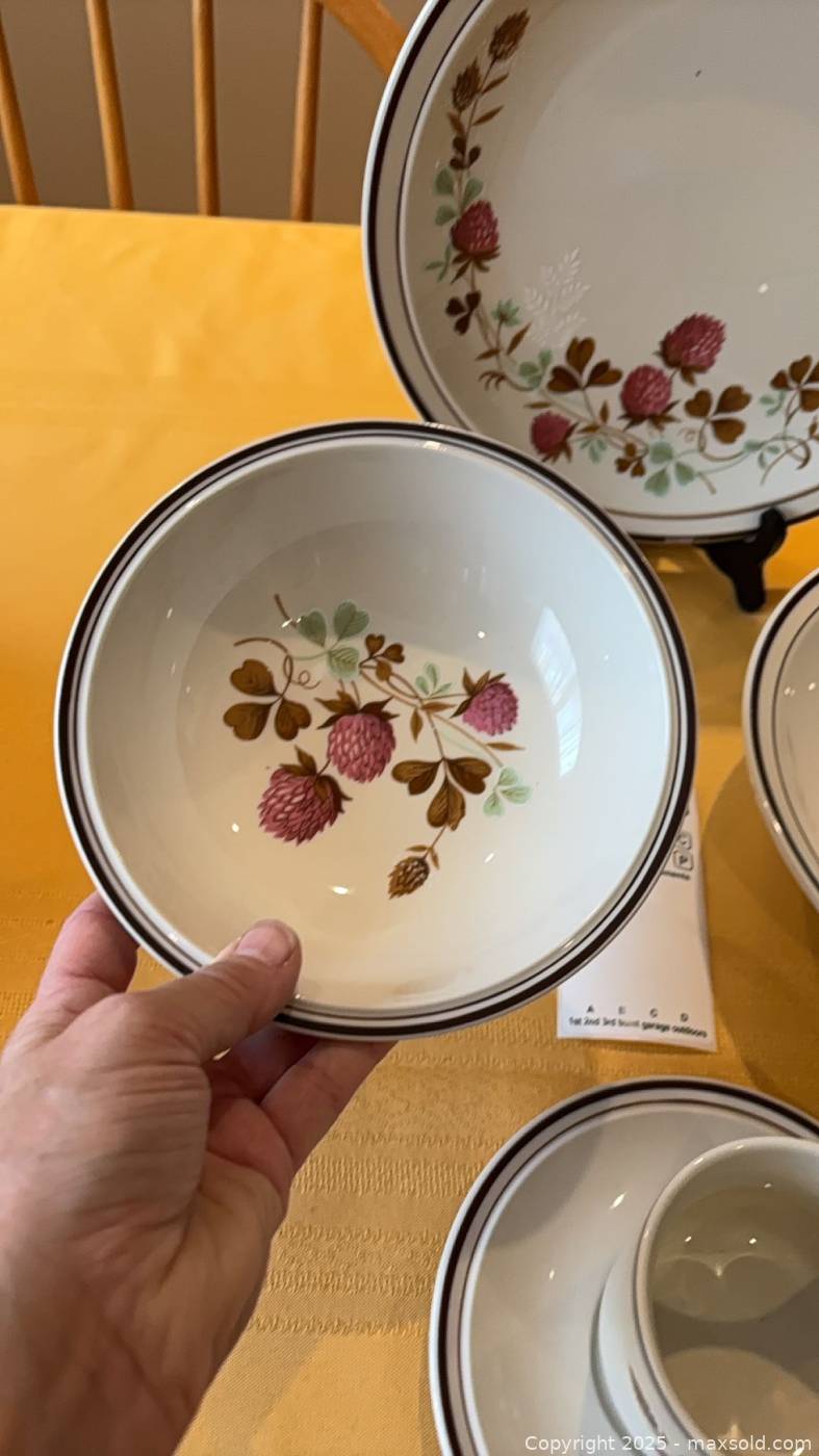 Ming Pao clover dinnerware, 29 pieces | Maxsold