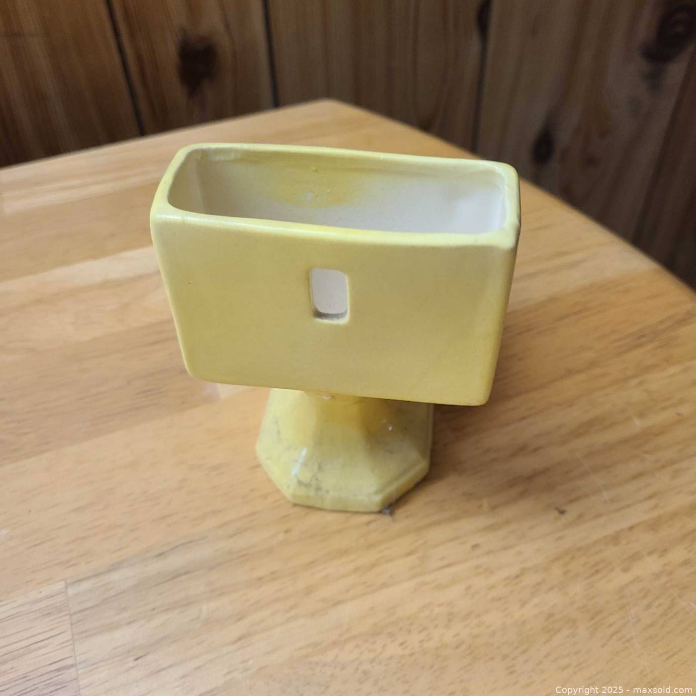 Kitschy barware figurine, ashtrays, bar bell, gavel shot glass | Maxsold