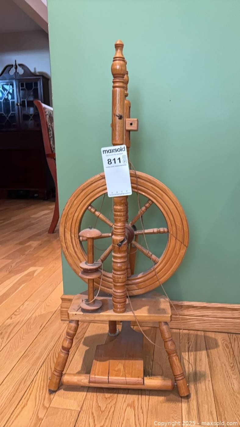 Upright castle-style hardwood spinning wheel | Maxsold
