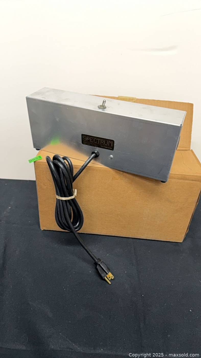 Spectrum Possession Arrow Light Box | Maxsold