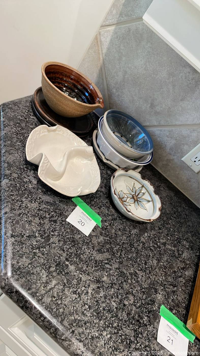 Assorted pottery bowls and dishes | Maxsold