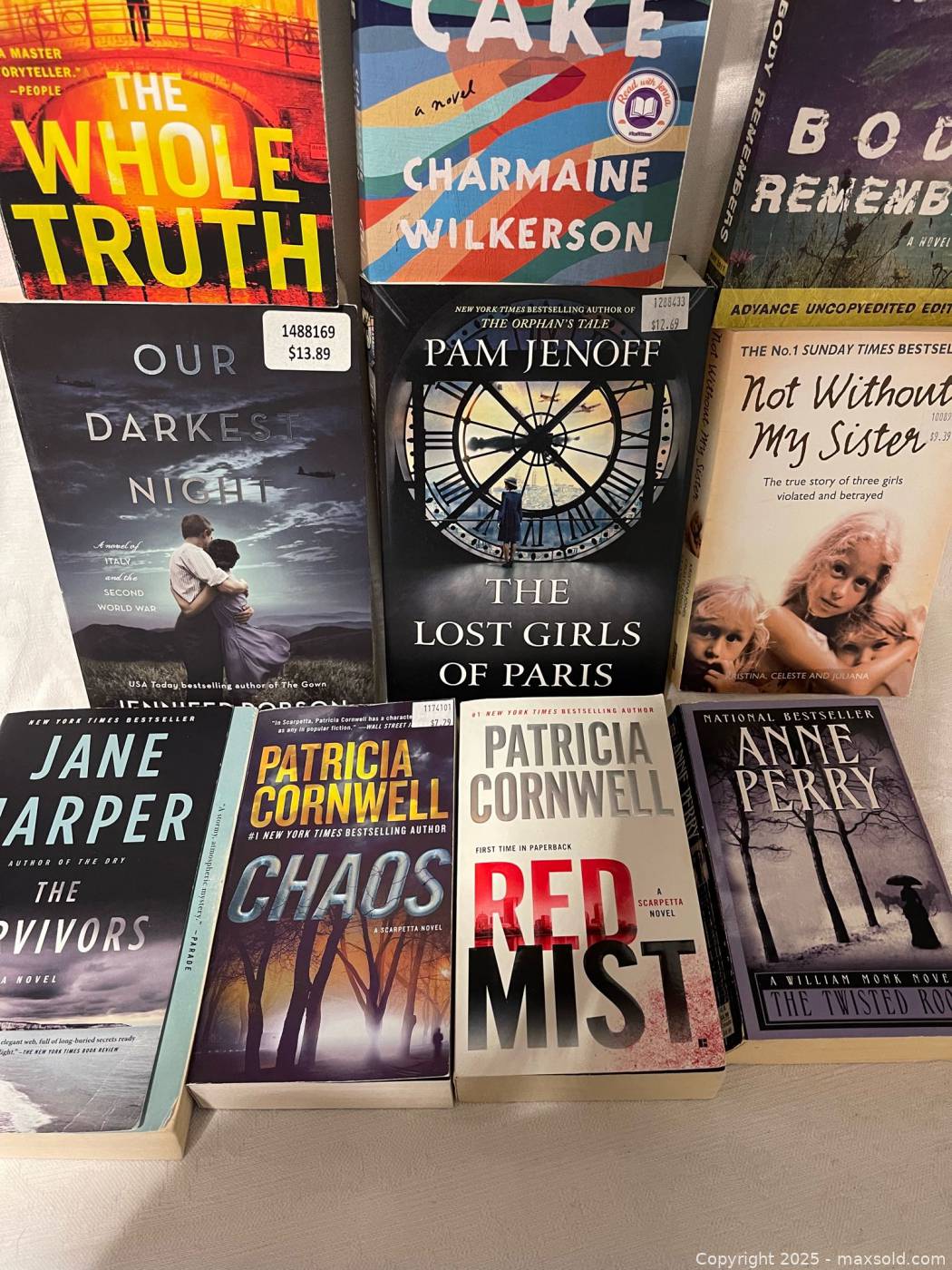 11 modern fiction paperback books | Maxsold