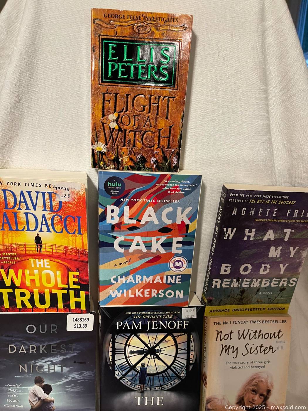 11 modern fiction paperback books | Maxsold