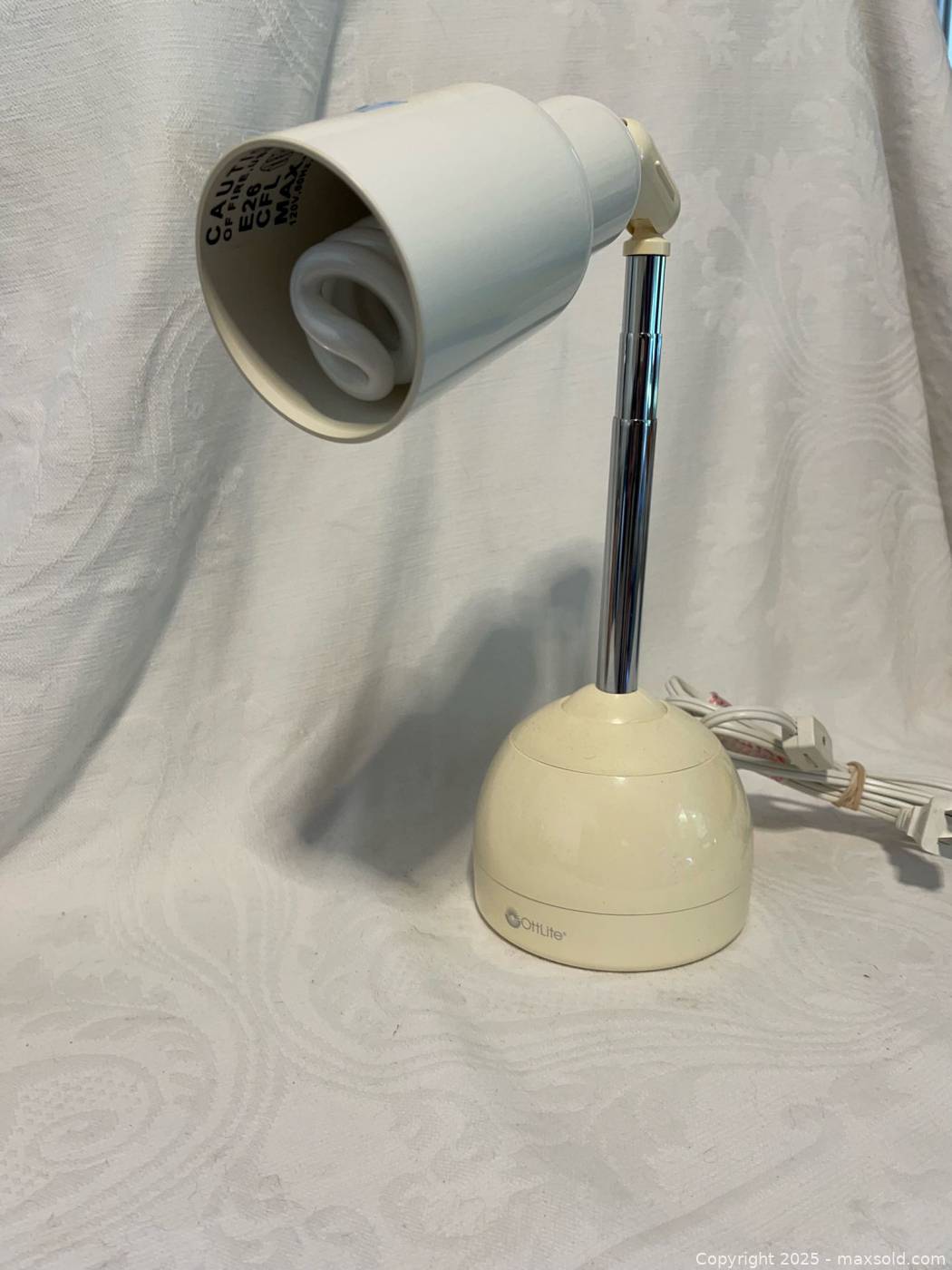 OttLite adjustable telescoping desk lamp | Maxsold