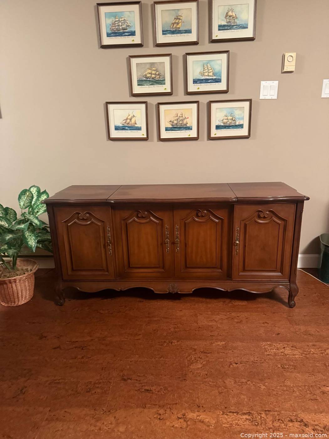 Electrohome vintage stereo console with built-in speakers | Maxsold