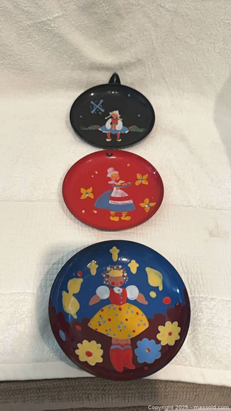 Dutch painted metal wall hook and two plates | Maxsold