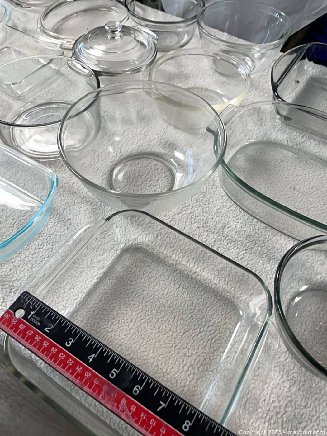 Pyrex glass bakeware and mixing bowls | Maxsold