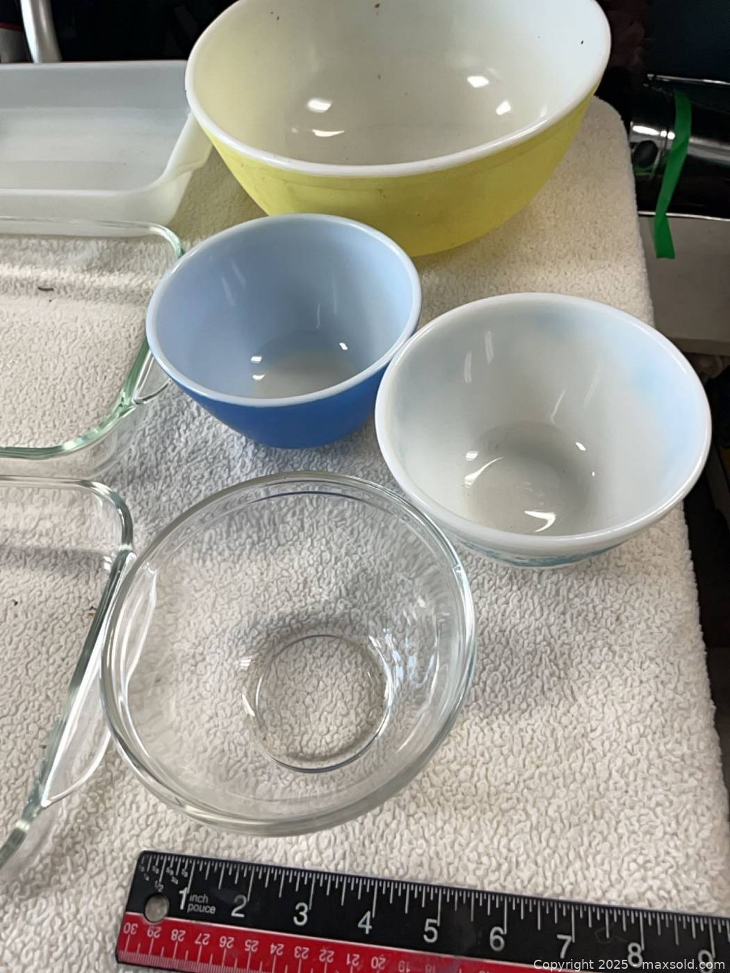 Pyrex glass bakeware and mixing bowls | Maxsold