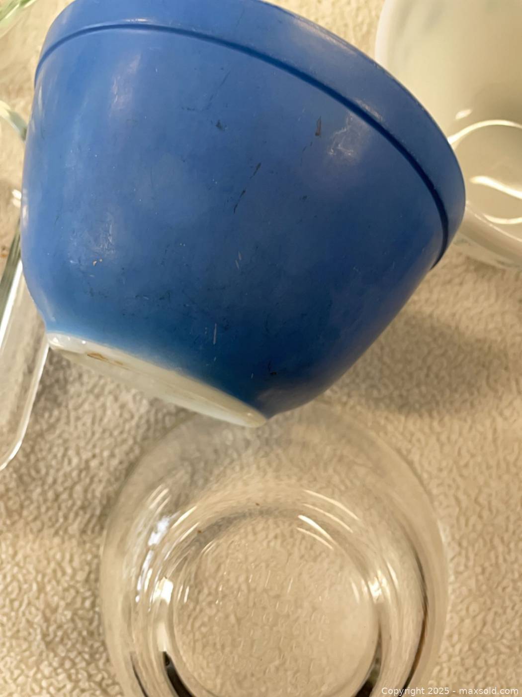 Pyrex glass bakeware and mixing bowls | Maxsold