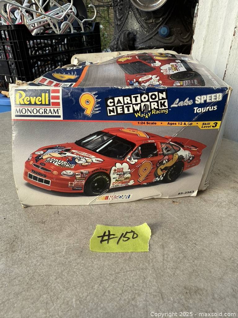 Revell 1:24 Cartoon Network #9 Taurus NASCAR model kit | Maxsold