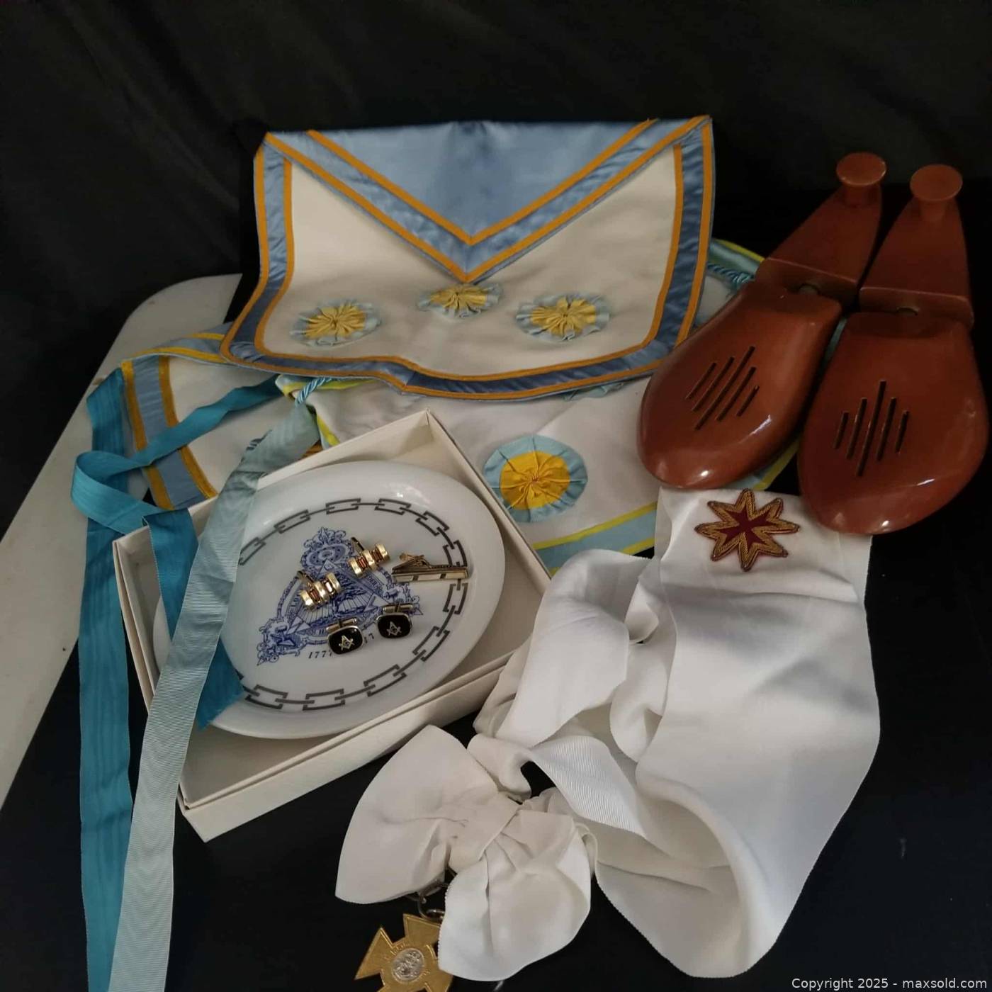 Masonic regalia, jewelry, apron, shoes | Maxsold