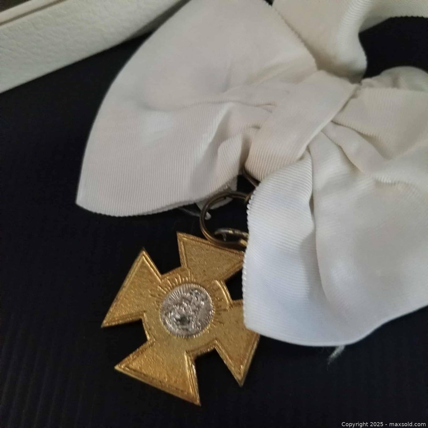 Masonic regalia, jewelry, apron, shoes | Maxsold