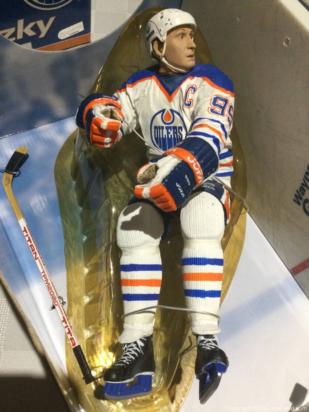 Wayne Gretzky 12-Inch Limited Edition Figure | Maxsold