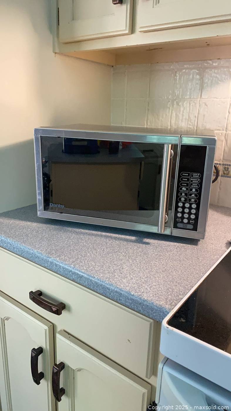 Danby Designer 1.1 cu. ft. Microwave, 2017 | Maxsold