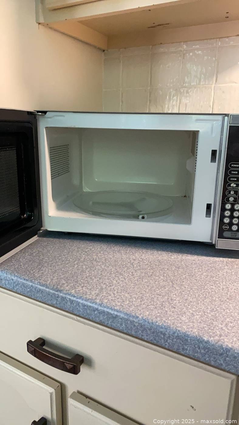 Danby Designer 1.1 cu. ft. Microwave, 2017 | Maxsold