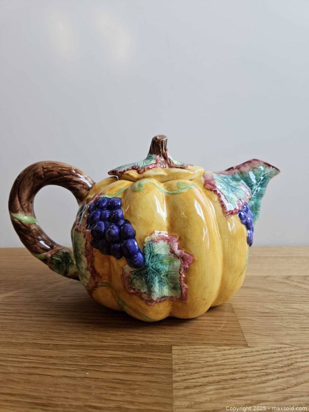 Vintage Nantucket pumpkin teapot with grapevine | Maxsold