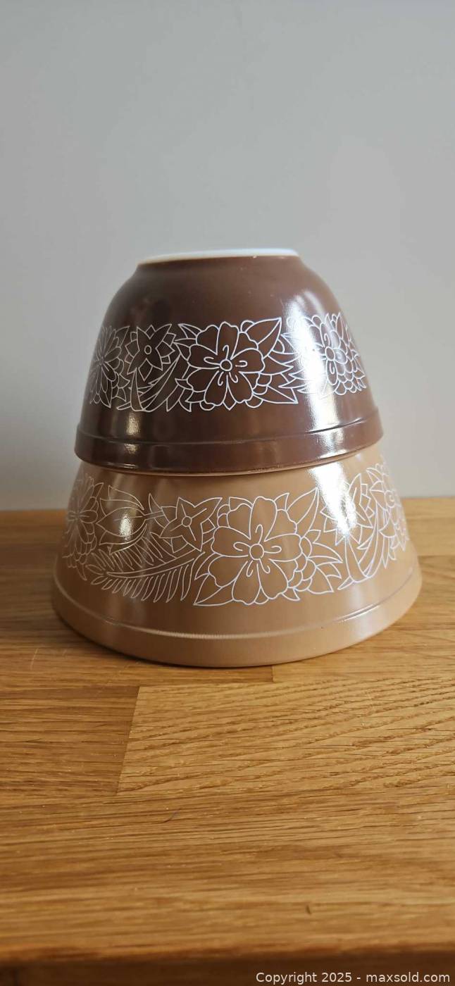 Vintage Pyrex Woodland nesting mixing bowls | Maxsold