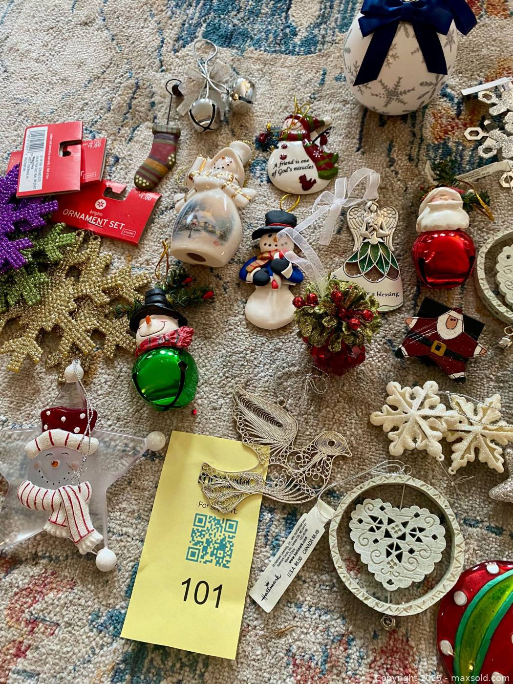 Assorted 30+ Christmas tree ornaments | Maxsold