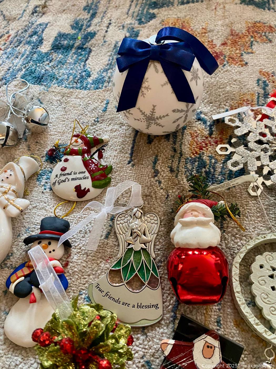 Assorted 30+ Christmas tree ornaments | Maxsold