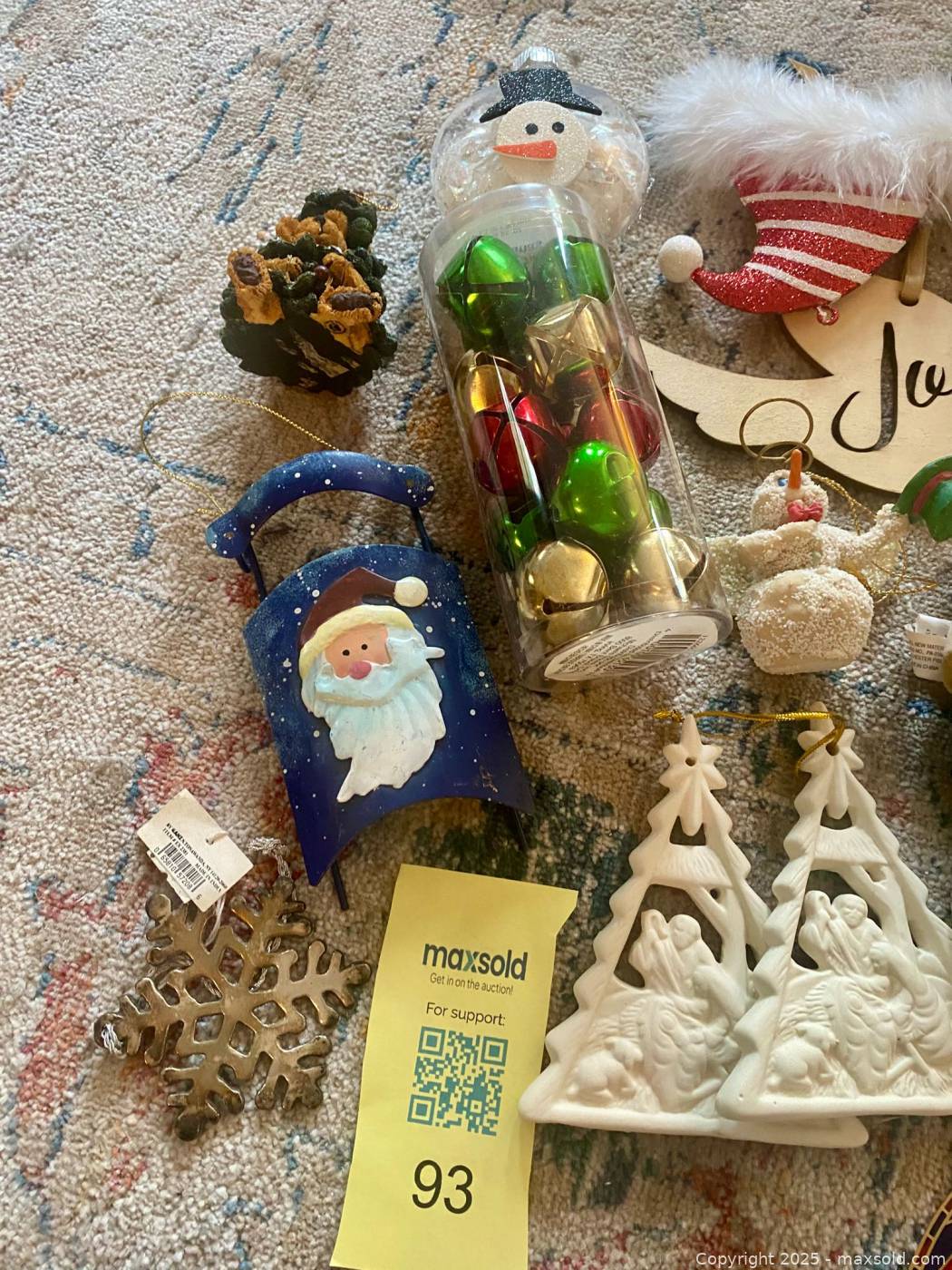 Assorted 30+ Christmas tree ornaments | Maxsold