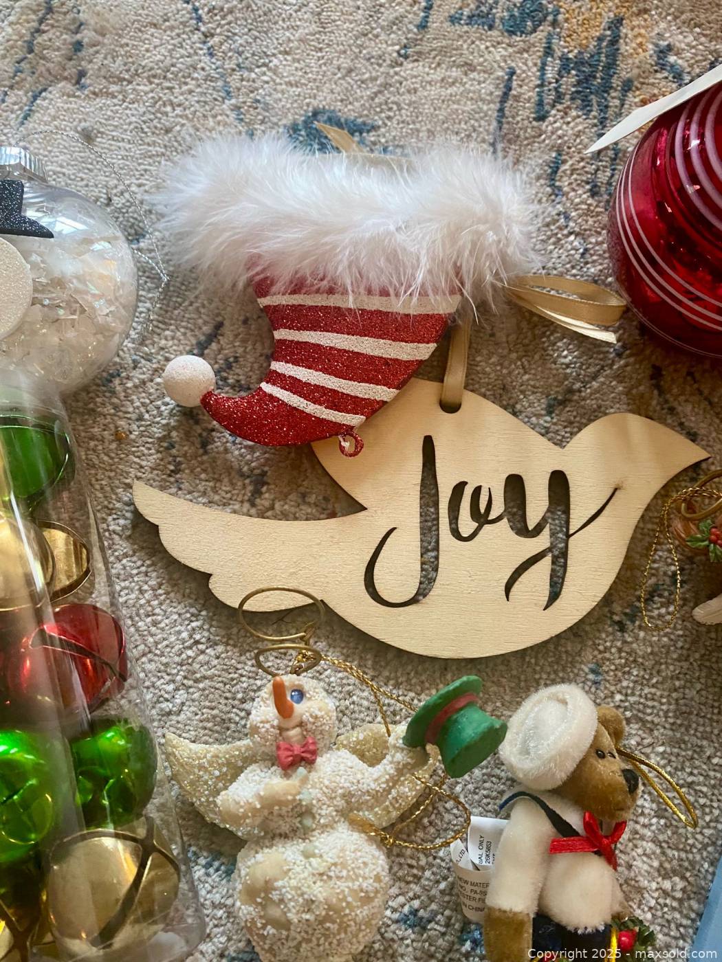 Assorted 30+ Christmas tree ornaments | Maxsold