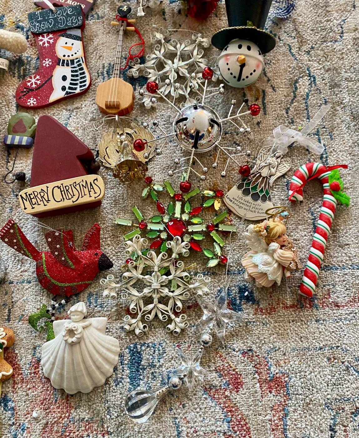 Assorted 30+ Christmas tree ornaments | Maxsold