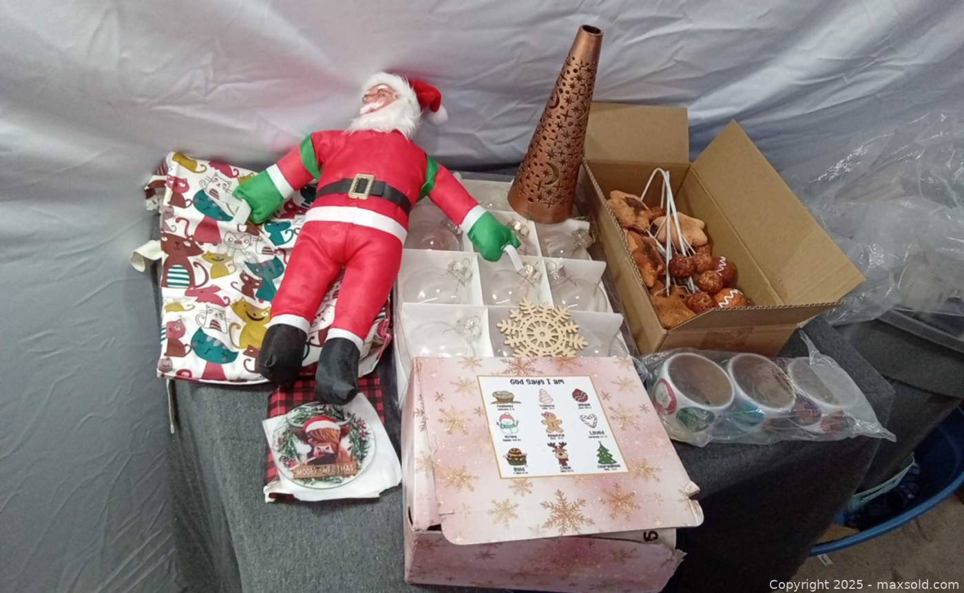 Assorted Christmas decorations lot | Maxsold