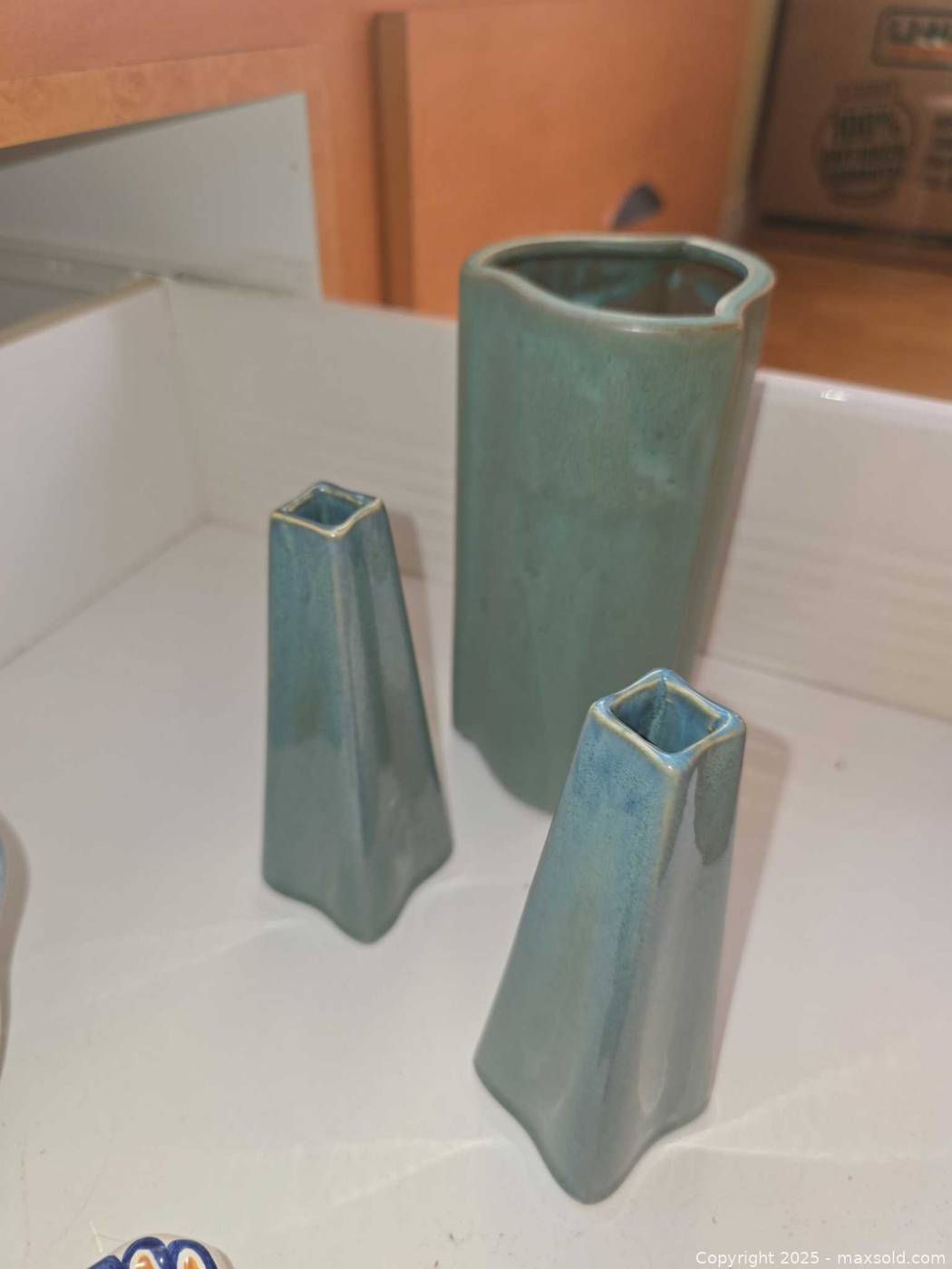 Small ceramic vases, dishes and figurals | Maxsold