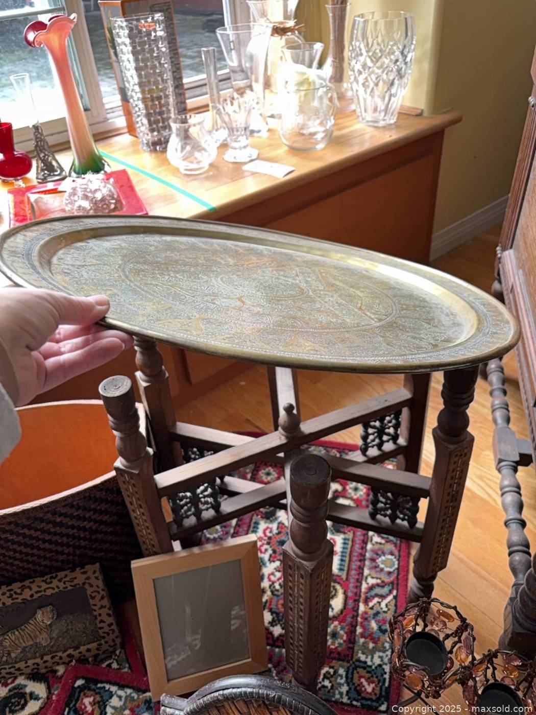 Decorative wood table with assorted décor | Maxsold