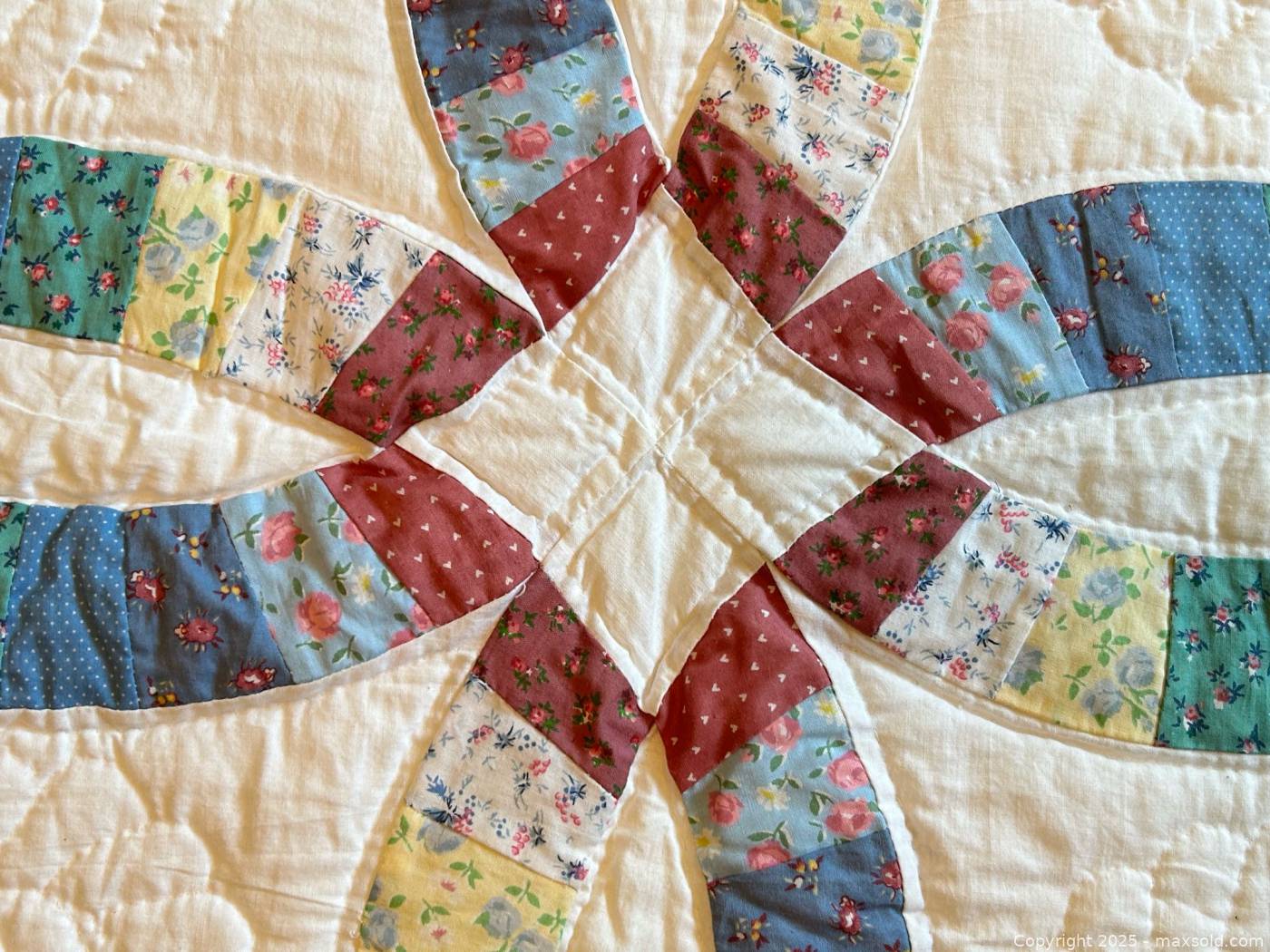Double Wedding Ring Patchwork Quilt 88"x89" | Maxsold