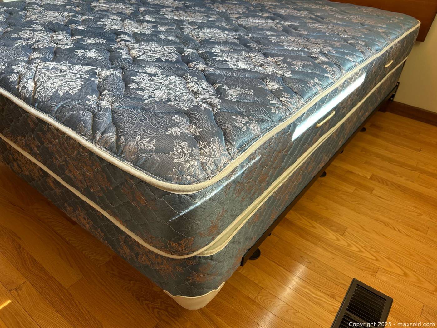 Queen Simmons BeautySleep bed set | Maxsold